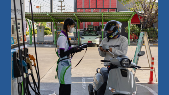 High oil prices drive a surge in Chinese electric vehicle sales, but ...