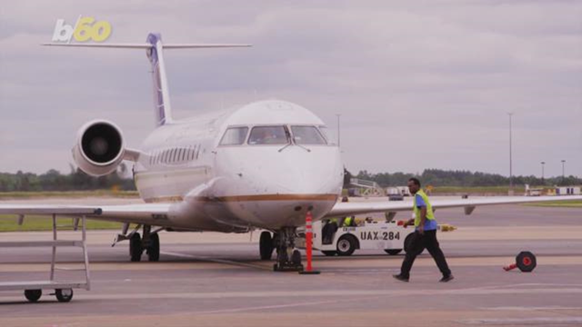 Actor Stephen Keys sues airlines, claims finger was caught in armrest ...