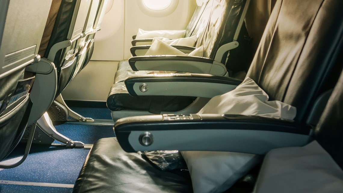 Actor Stephen Keys sues airlines, claims finger was caught in armrest ...