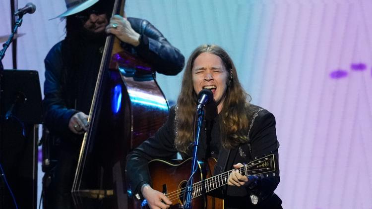 Billy Strings postpones some tour dates after breaking leg during show ...