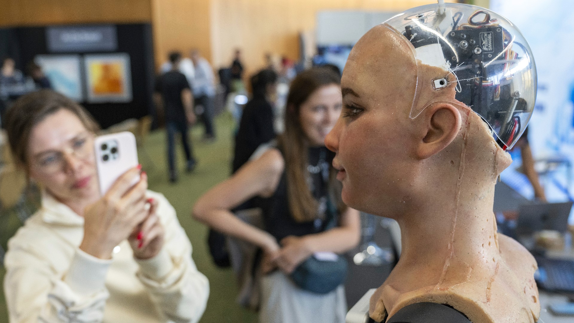 AI-enabled robots take questions at press conference in Geneva | ktvb.com