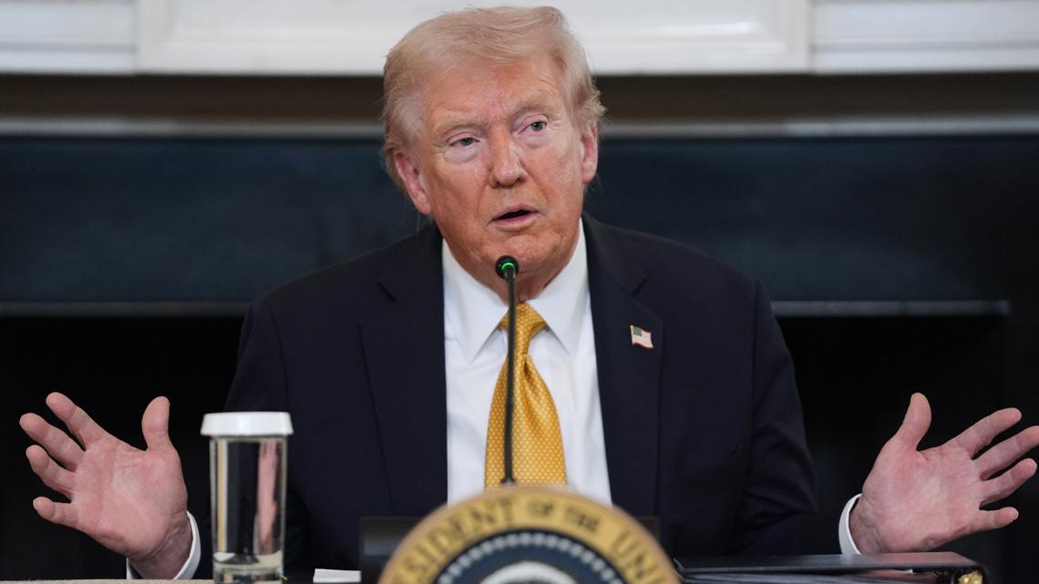 Trump propone cheques de estímulo de 2,000 dólares en medio de los ...