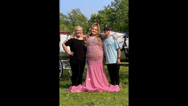 Alana 'Honey Boo Boo' Thompson Poses for Prom Pics With Mama June and ...