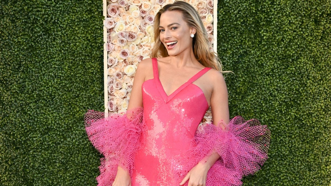 Margot Robbie Channels 1977 Superstar Barbie at 2024 Golden Globes ...