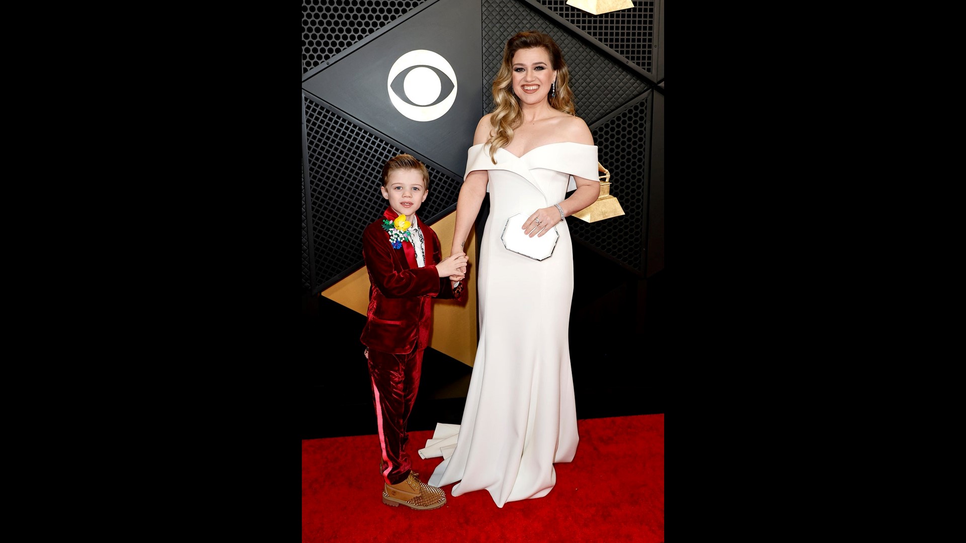 Kelly Clarkson Brings Son Remy as Her Date to 2024 GRAMMYs Red Carpet ...