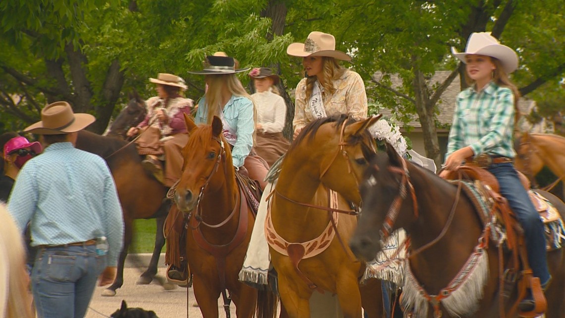 Rodeo queens put on pony parade outside Meridian nursing homes | ktvb.com