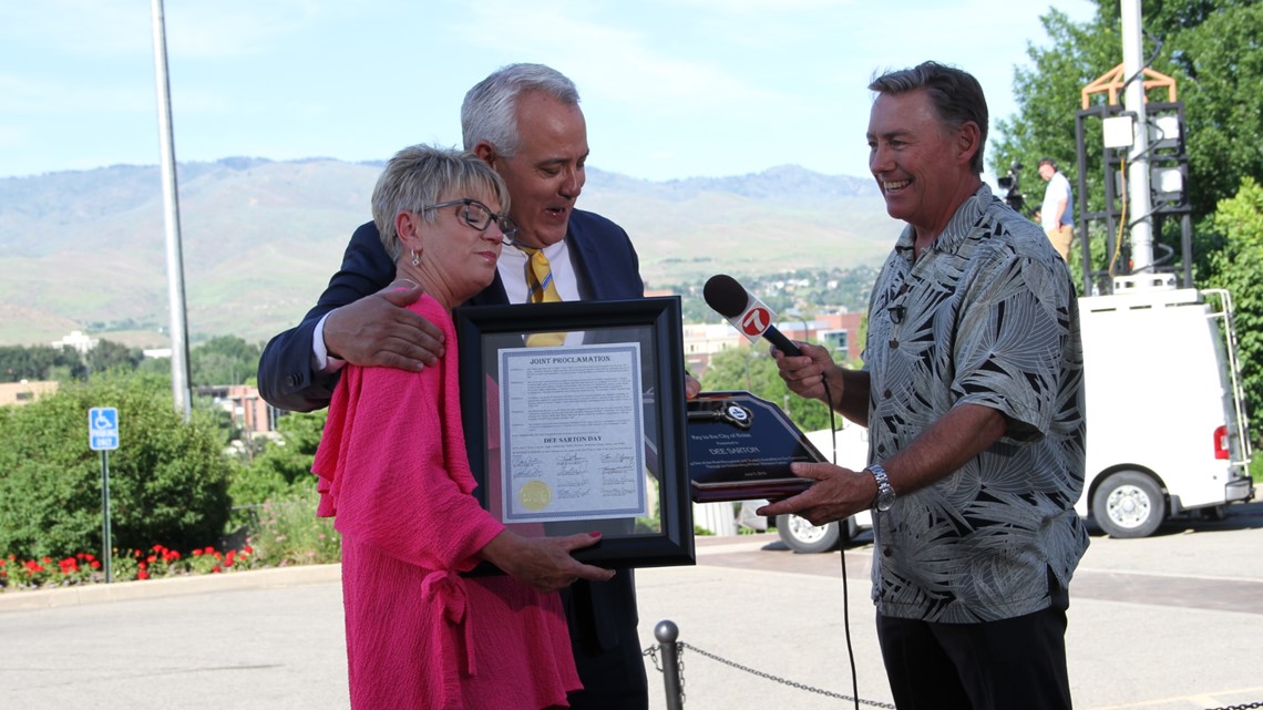 Mayor Bieter presents Key to the City to Dee Sarton | ktvb.com