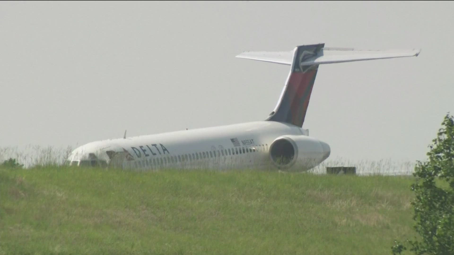 Airliner forced to land without nose gear at U.S. airport; no injuries ...