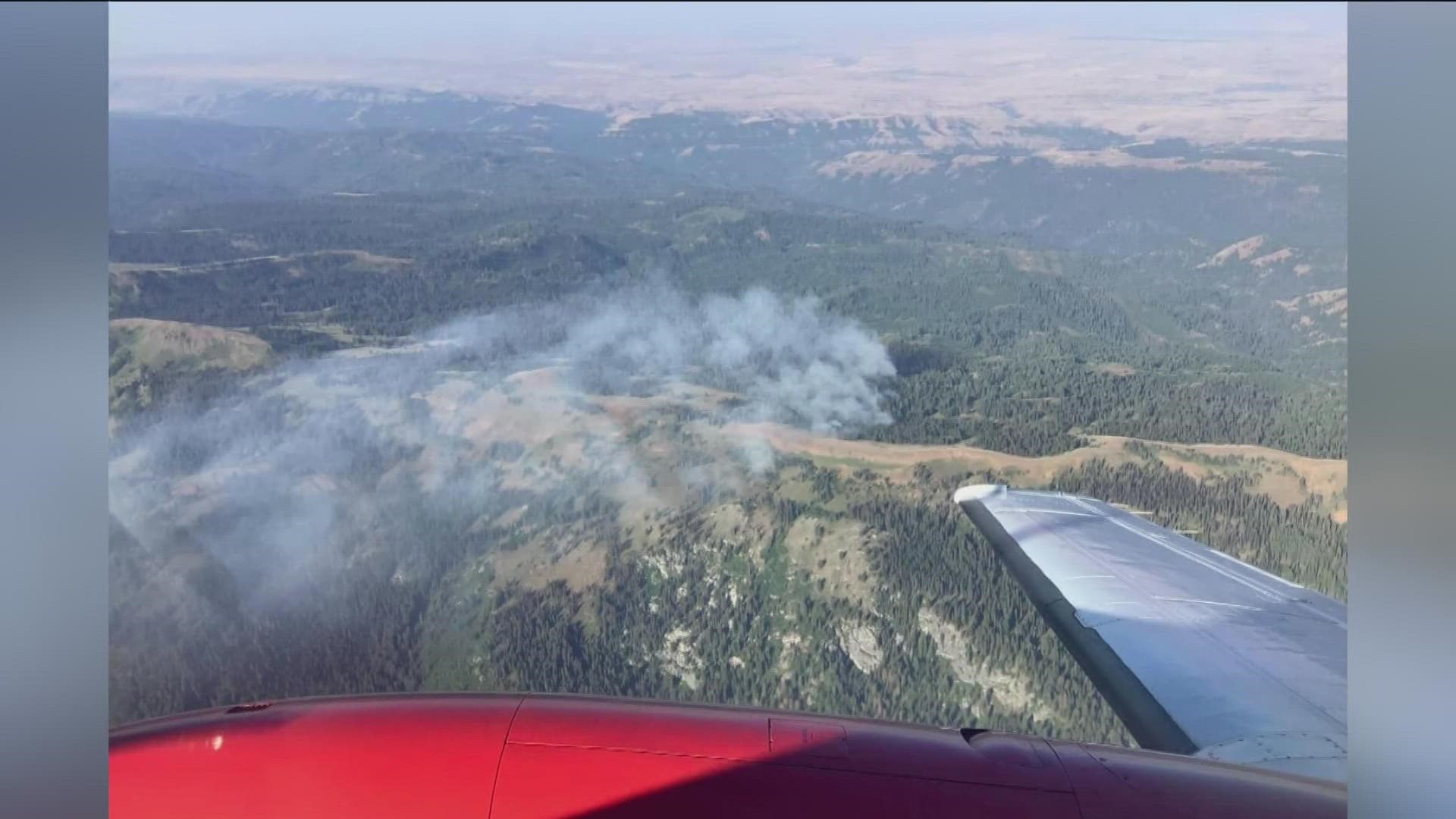 Wildfire burns on the border of Payette and Boise National Forests ...