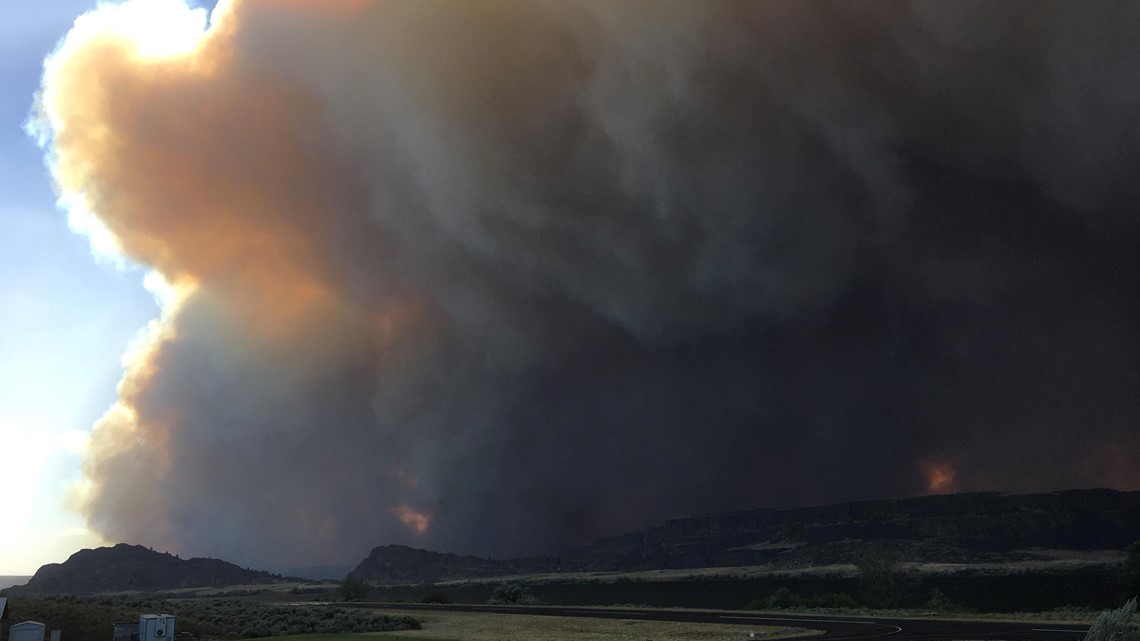 Washington wildfire spurs evacuations around Coulee Dam, firefighter ...