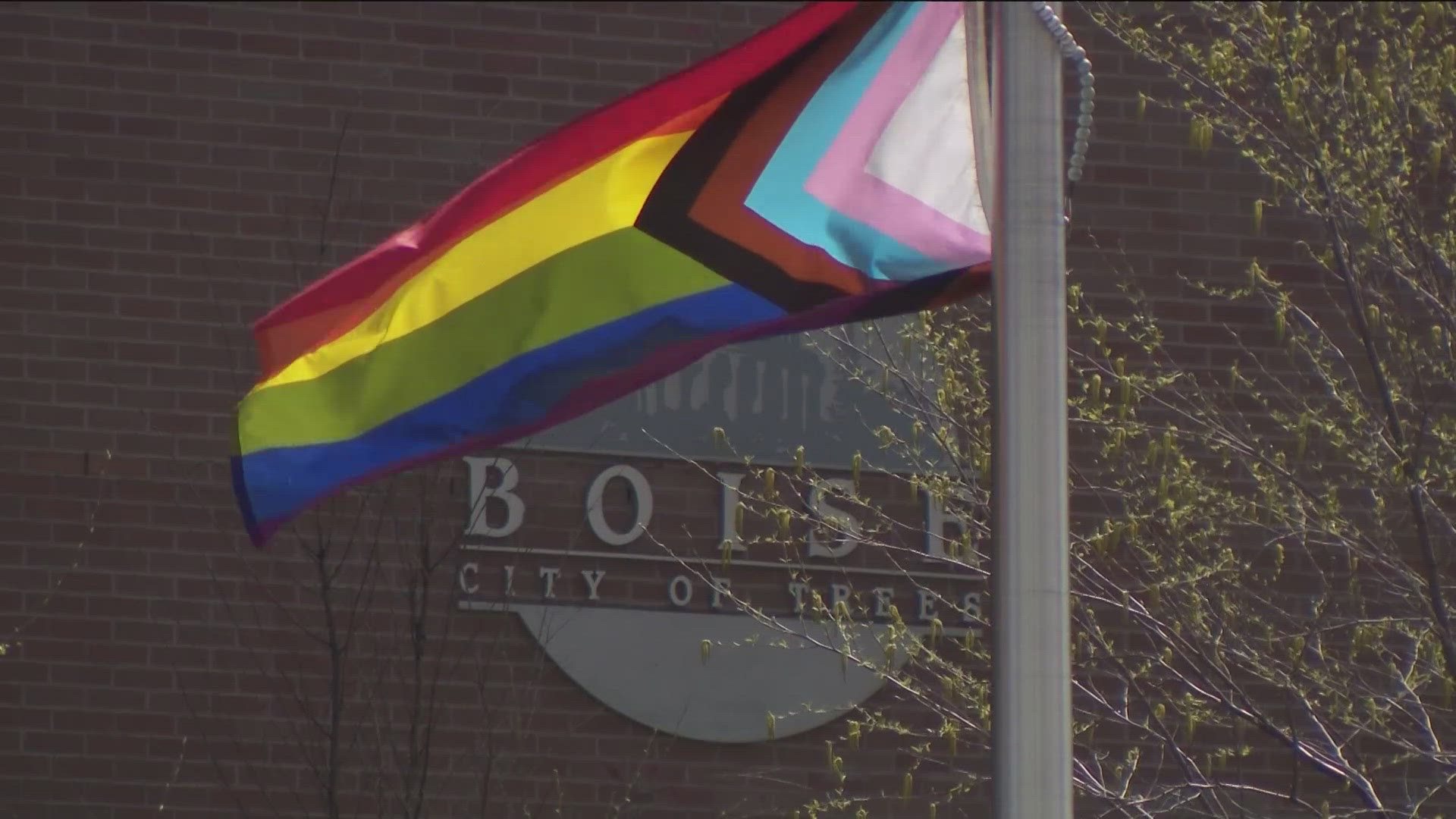 Boise Mayor defies flag law, keeps Pride flag flying | ktvb.com