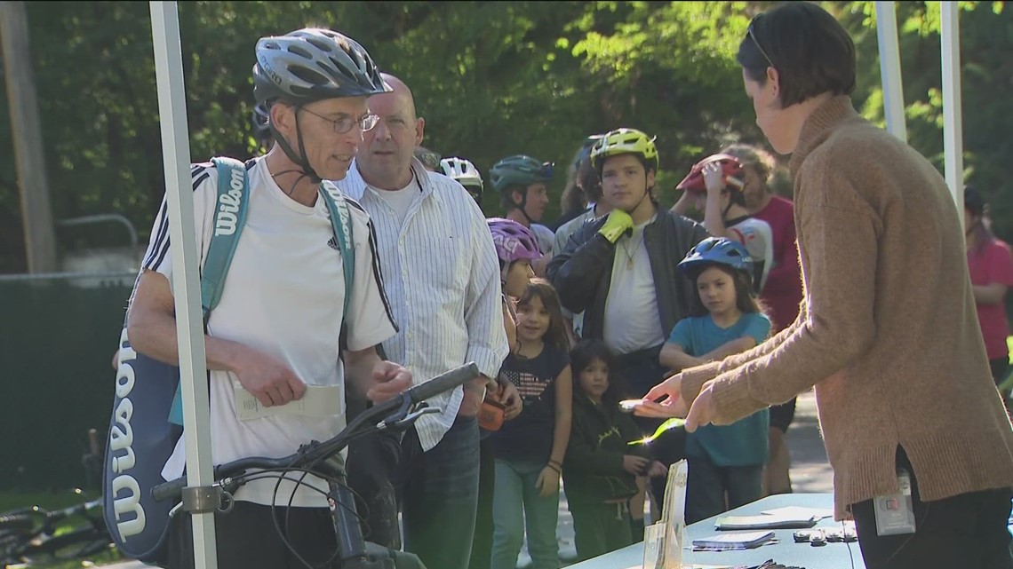 Hundreds of free bicycle lights handed out to promote safety | ktvb.com