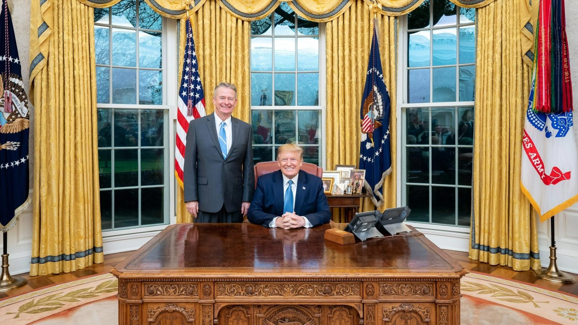 Trump respalda al gobernador de Idaho, Brad Little, para las elecciones ...