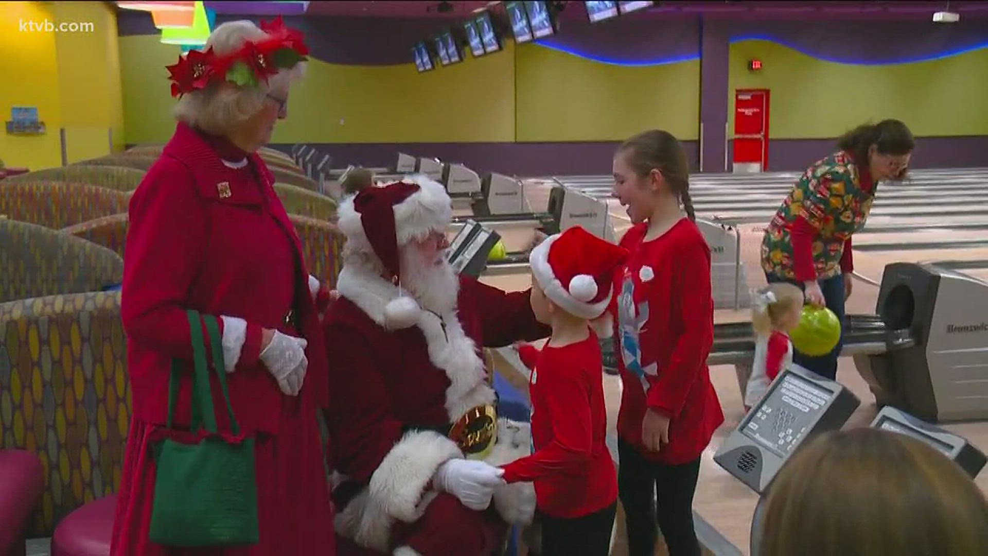 Santa and Mrs. Claus go bowling in Meridian | ktvb.com