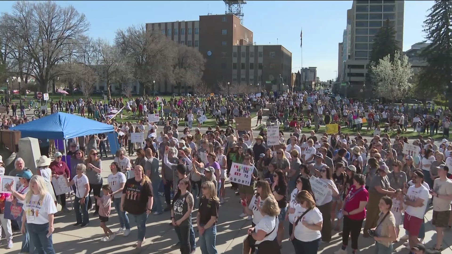‘A community that supports each other’: Hundreds gather to fight for ...