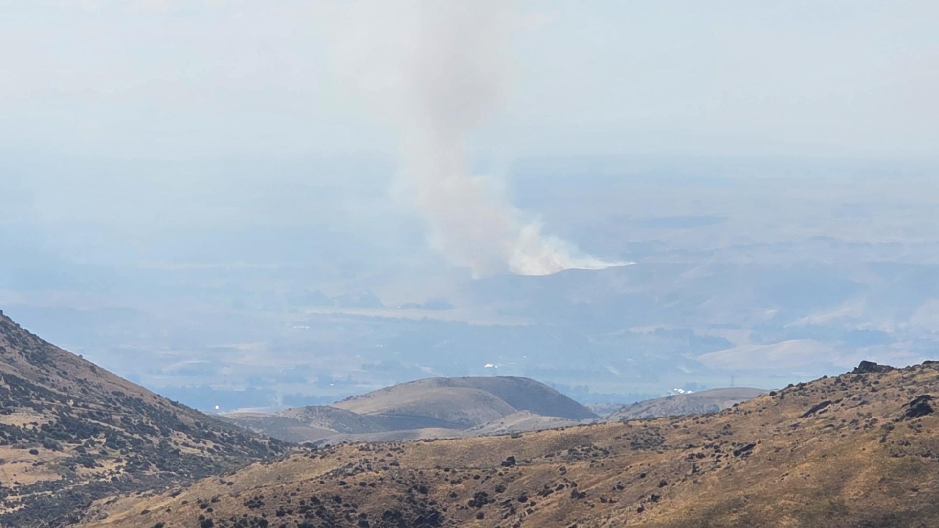 Grass fire threatens Eagle foothills structures | ktvb.com