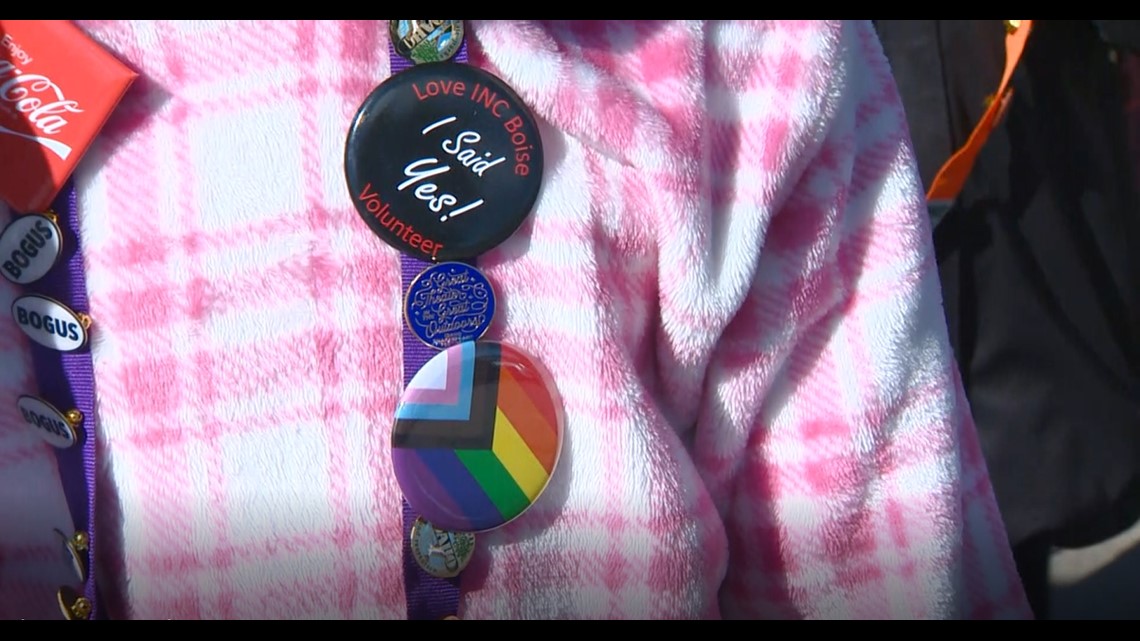 Riverside elementary students participate in pin exchange | ktvb.com